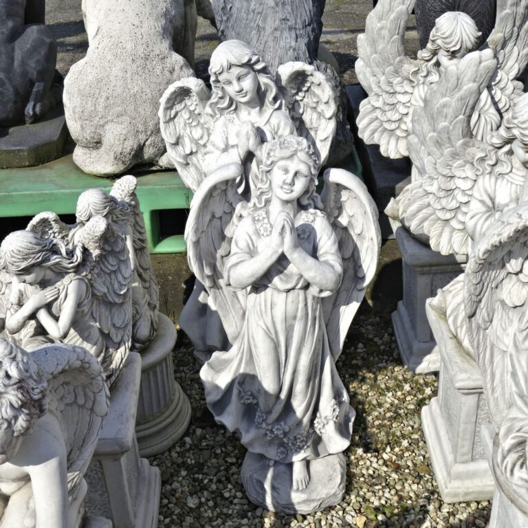 Engel meisje biddend. Betonnen engelenbeeld tuinbeeld in uw tuin.