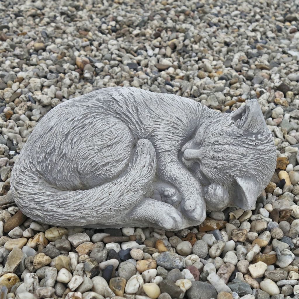 Kat slapend 27cm. Mooi betonnen tuinbeeld voor in uw tuin.