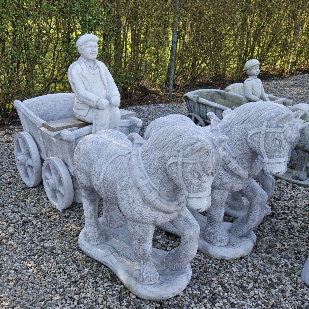 Paard en wagen groot. Prachtig betonnen tuinbeeld voor uw tuin.