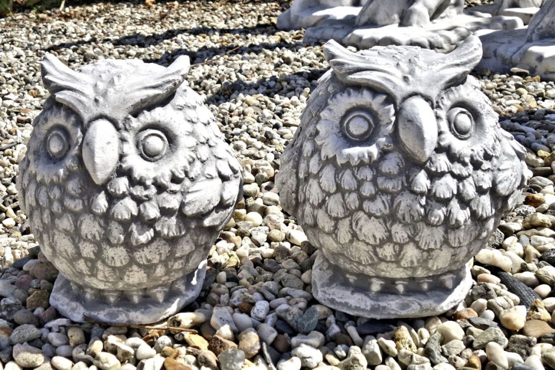 Uil groot. Mooi massief betonnen tuinbeeld voor in uw tuin.
