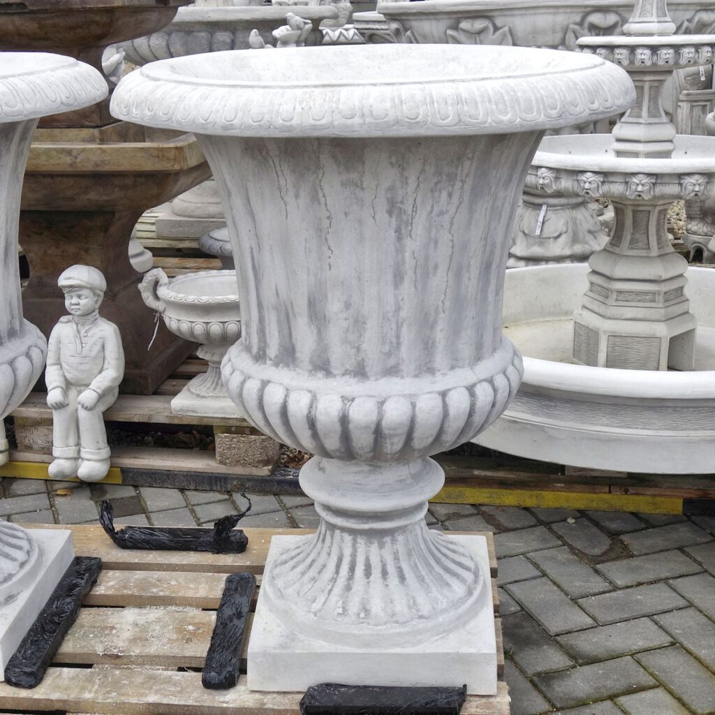 Franse vaas groot. Mooie grote zware tuinvaas bloempot beton.