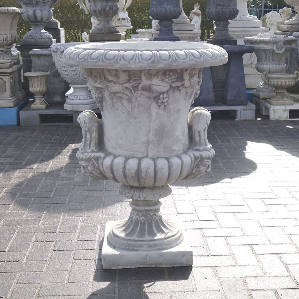 Grote vaas met druivenranken. Betonnen bloempot voor in uw tuin.
